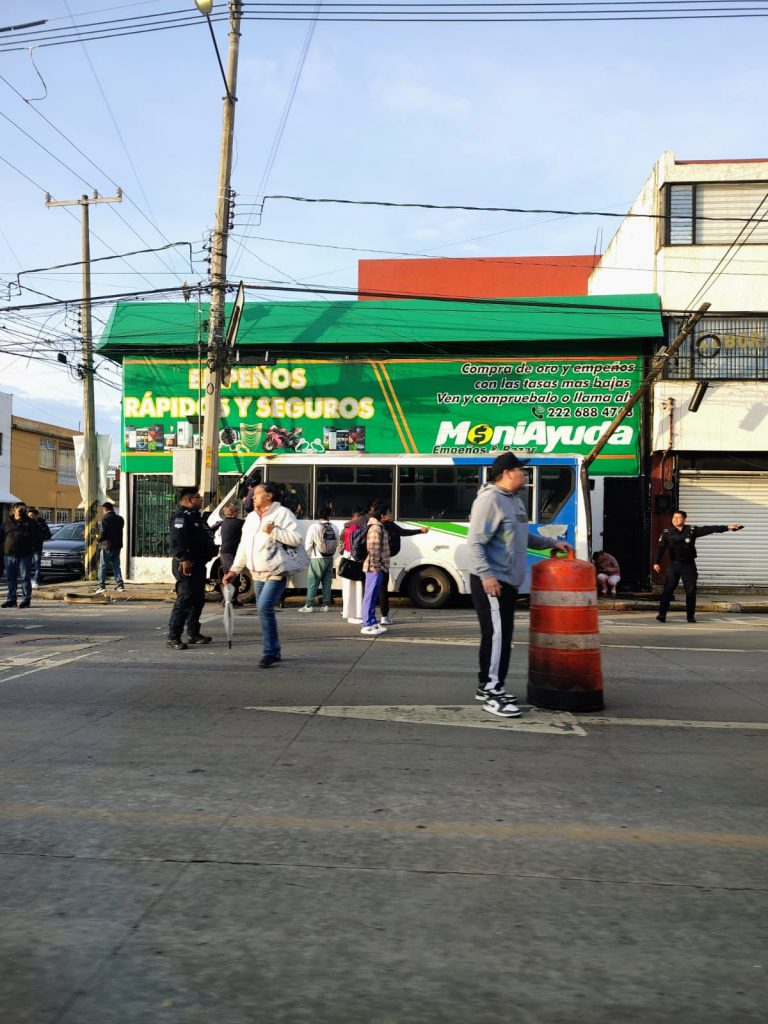 Se Queda Sin Frenos Atropella A Una Mujer Y Seis Personas Más Resultan